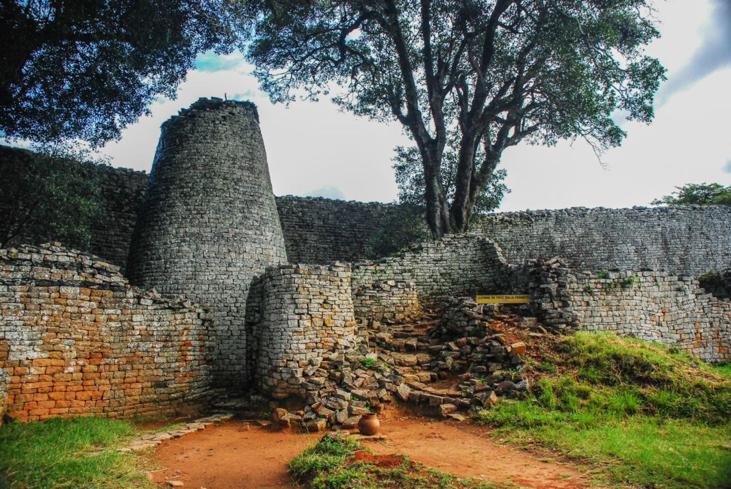 Great Zimbabwe: How the Stone City Was Built Without Mortar - The Pan ...